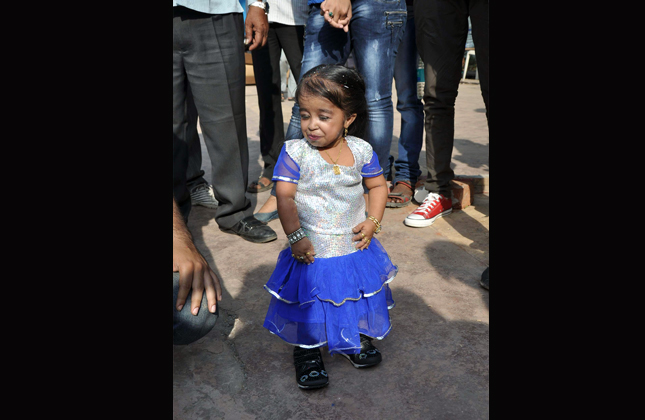 World's shortest woman on the sets of Pyaar Mein Locha