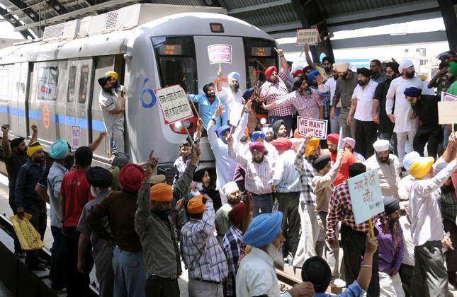 Victims of 1984 anti-sikh riot protests at Metro Station