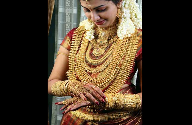 Muthoot owner's daughter wears 5 kg gold