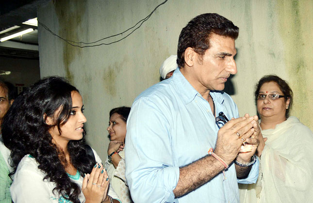 Bollywood stars attend prayer meet for actor Jagdish Raj