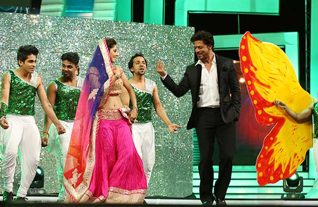 Shah Rukh honored with 'International Icon of Indian Cinema' award in Dubai