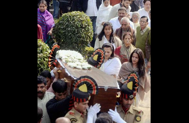 Moon Moon Riya Raima Break Down At Suchitra Sens Funeral