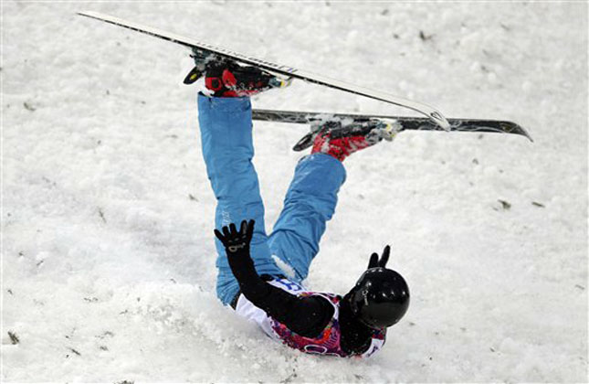 View how ice skiing champions crash in snow at Sochi Olympics