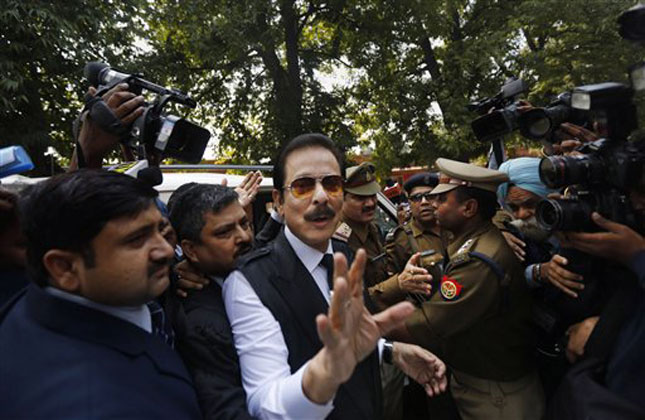 Moment when ink was thrown at Sahara owner Subroto Roy's face